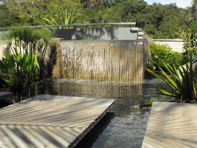 Fuente Cascada En El Patio Delantero