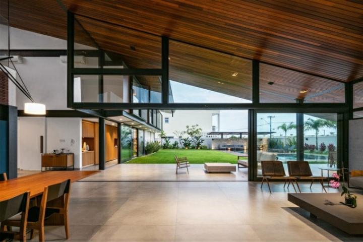 Techo inclinado para un gran efecto moderno por Obra Arquitetos