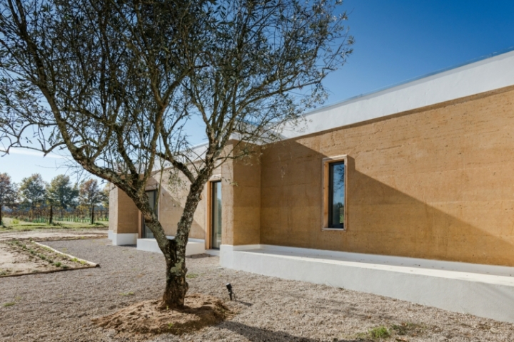 Construcciones de casas con tierra comprimida, ejemplos contemporráneos